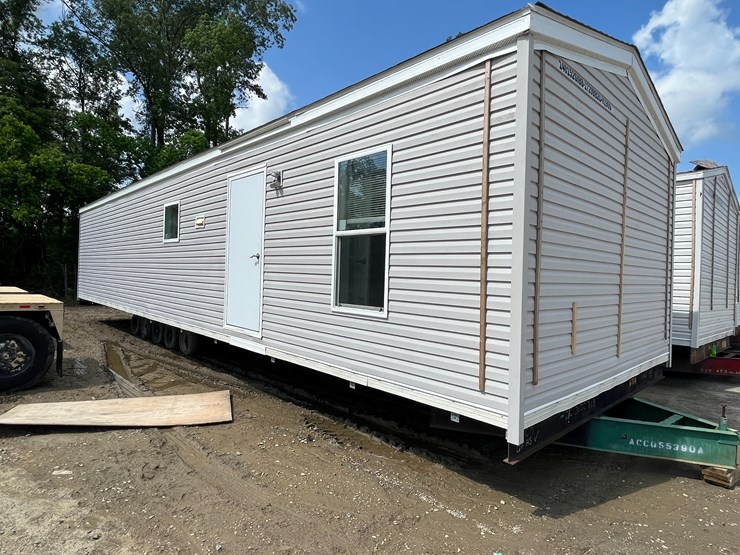 #8008 • 2018 COMMODORE 14X 54 FT MOBILE HOME by Henderson Auctions ...